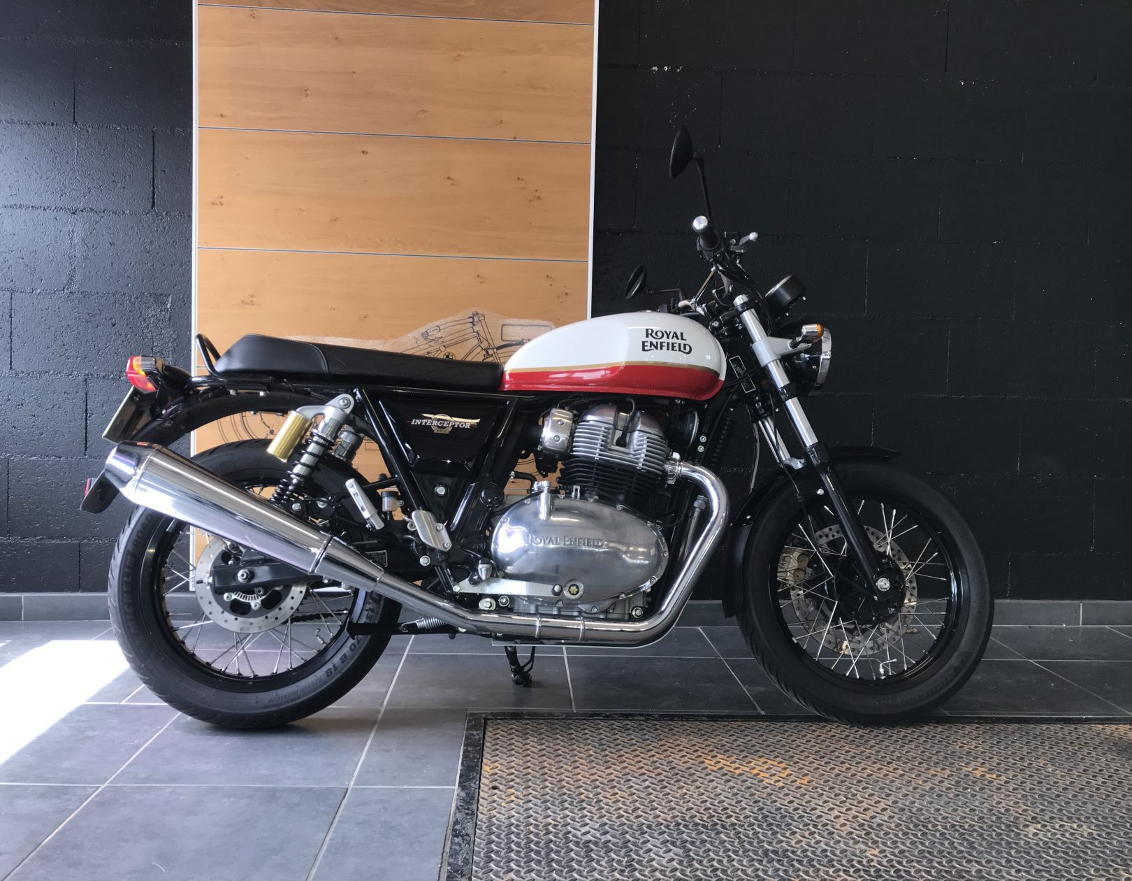 ROYAL ENFIELD TWIN 650 INTERCEPTOR - Adventure BMW