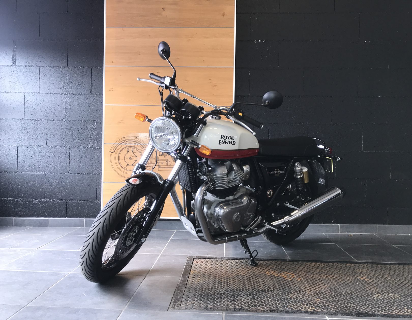 ROYAL ENFIELD TWIN 650 INTERCEPTOR - Adventure BMW