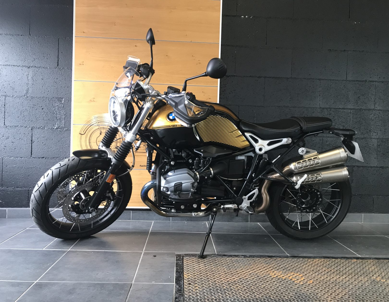 R 1200 NINE T SCRAMBLER - Adventure BMW