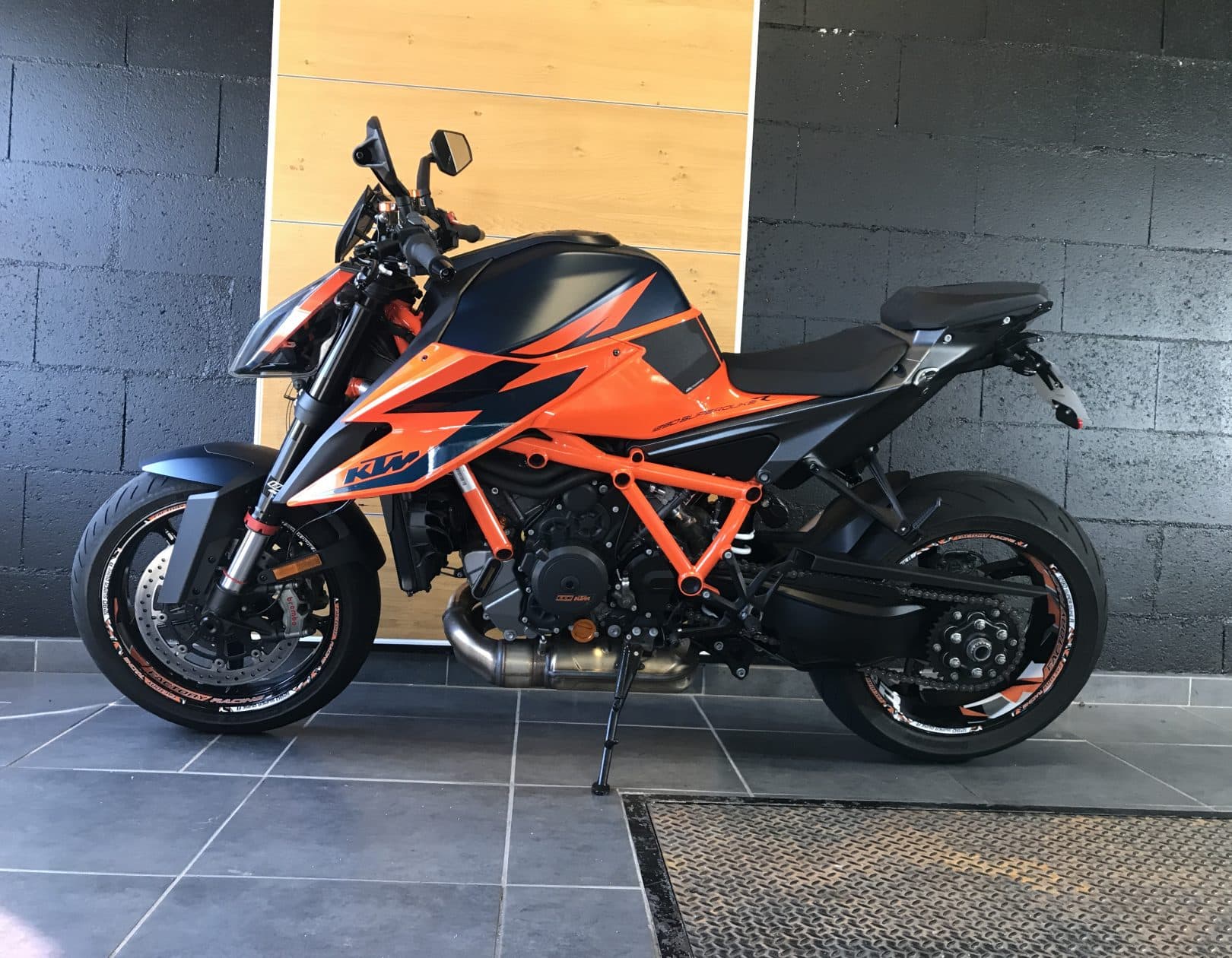 KTM Super Duke 1290 - Adventure BMW