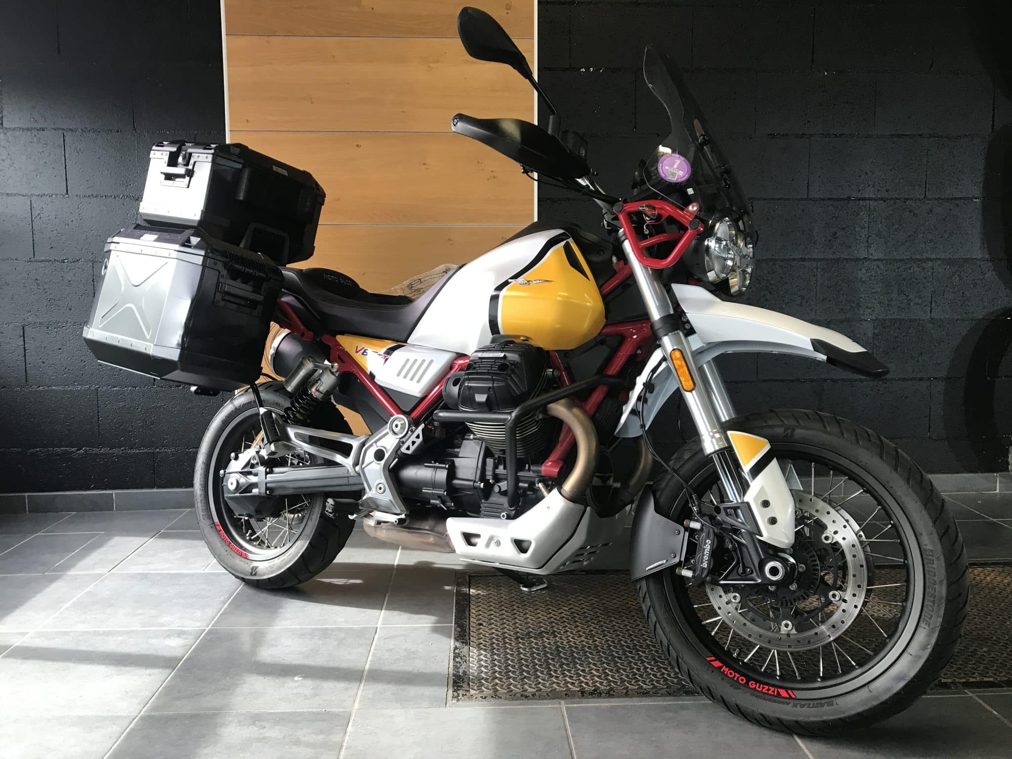 MOTO GUZZI V85TT - Adventure BMW